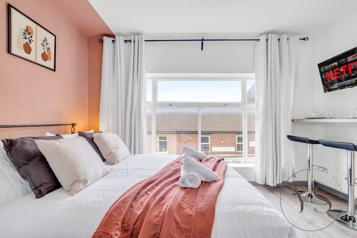 Studio 1a Near Alton Towers & Longton Station - Stoke-on-Trent