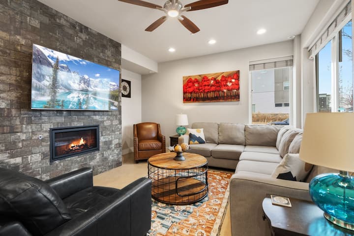 Elegant Oasis - Fireplaces, King Beds, Mtn Views! - Fort Collins