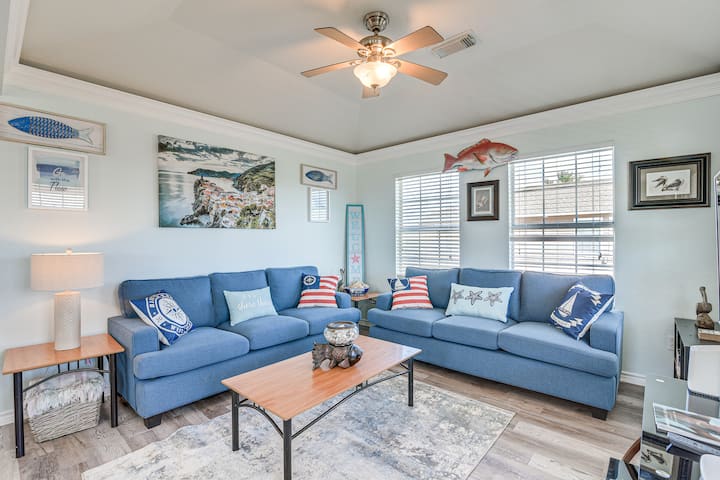 Walk To Shore: Surfside Beach Home W/ Balcony! - Freeport, TX