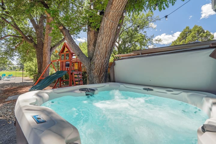 Mulligan Magic! Putting Green & Hot Tub & Fire Pit - Colorado Springs, CO