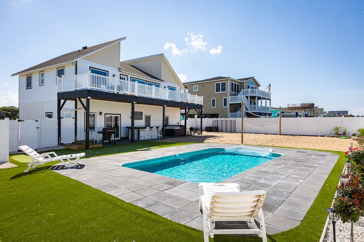 Newly Renovated! Ocean Views & Backyard Oasis - Kitty Hawk, NC