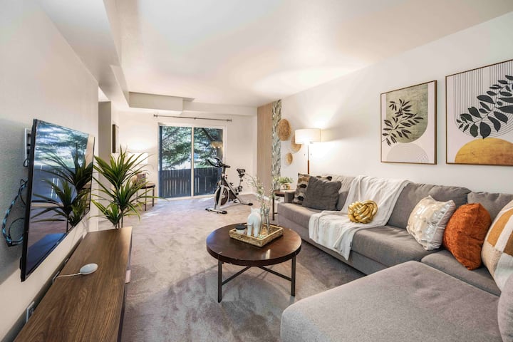 Renton Luxury & Spacious Daylight Basement|the Lan - Renton, WA