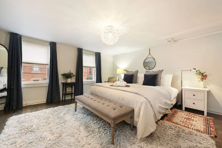 Off-street Parking, King Bed, Amazing War Streets! - Pittsburgh