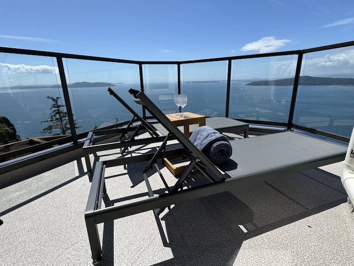 East Suite- Ocean Front Suite With Private Hot Tub - Pender Island
