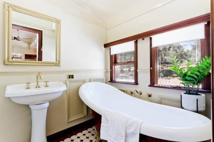 The Carriage - Perth