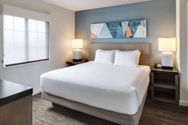 King Room Suite In Waltham Hotel - Massachusetts