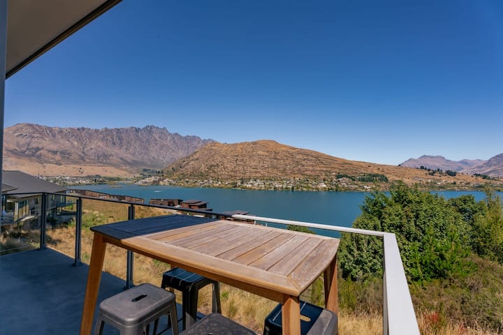 Mesmerising Lake Views- 3 Bedroom Home, Frankton - 