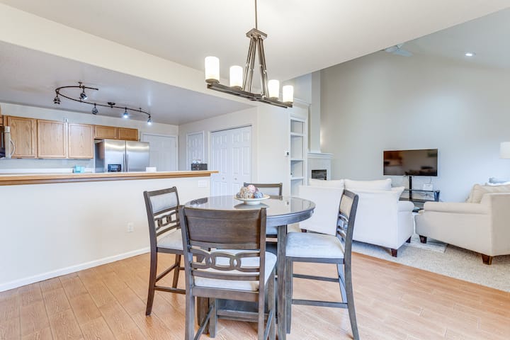 12 Mi To Dia: Cozy Denver Townhome W/ Fireplace! - Denver, CO