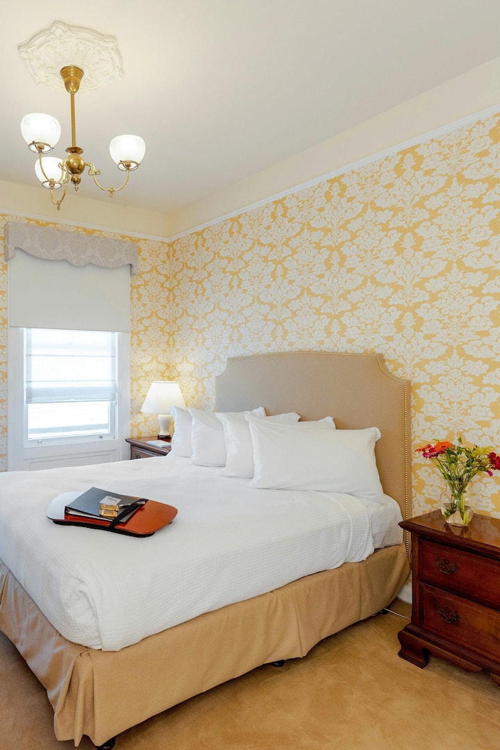 Elegant Victorian Style With Evening Wine - San Francisco, CA