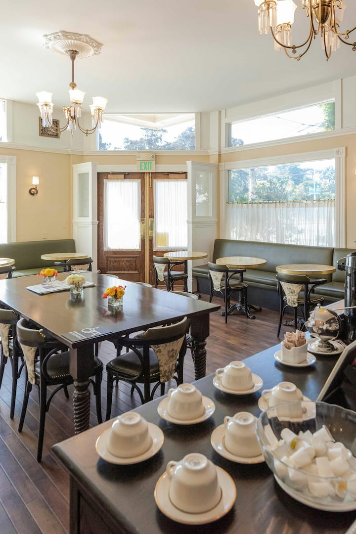 Elegant Victorian Style With Evening Wine - San Francisco, CA