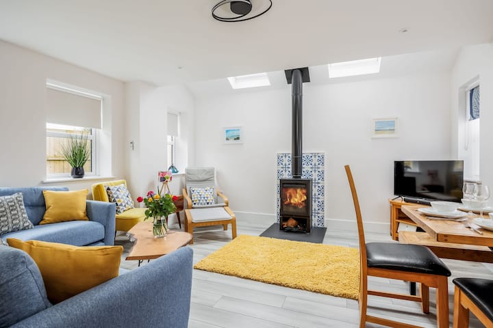 Charlotte Cottage -  With Feature Log Burner - Sandbanks