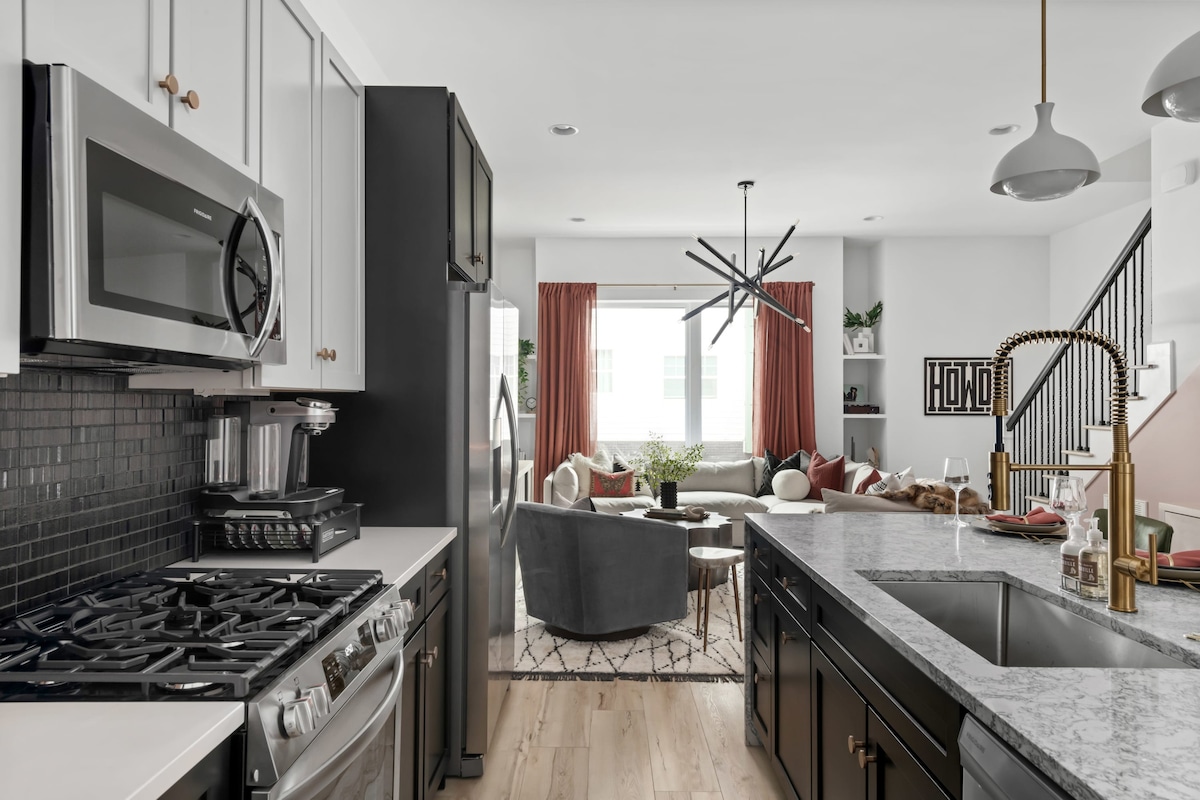 The Hubb House - Hot Tub + Rooftop Lounge! - Houses for Rent in ...