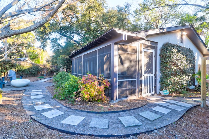 Classic Cottage Near Beach Access & Restaurants! - Folly Beach, SC