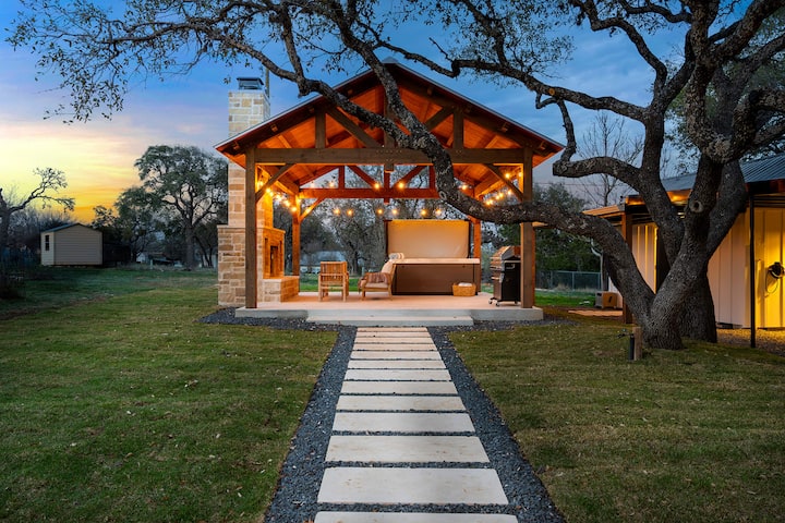 White Oak Haus, Hot Tub, Outdoor Fireplace! - Fredericksburg, TX
