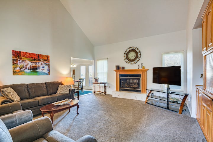 Stockton Home W/ Deck & Gas Grill ~ 1 Mi To Lake! - Stockton Lake, MO