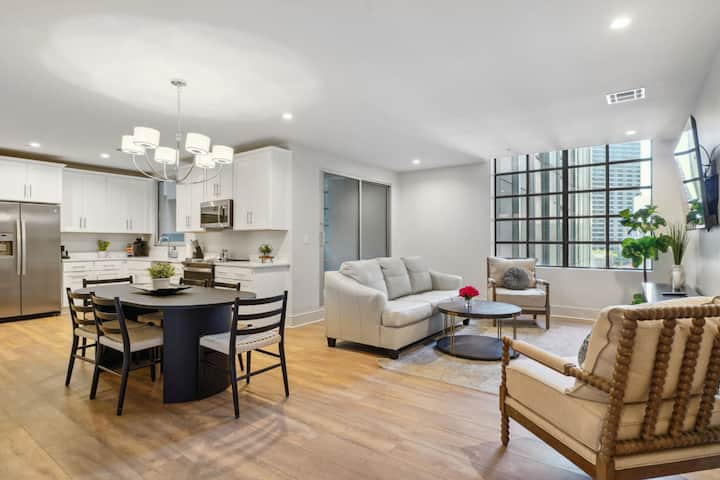 5bd Unit W/ Two Interior Balconies + Pool Access - New Orleans, LA