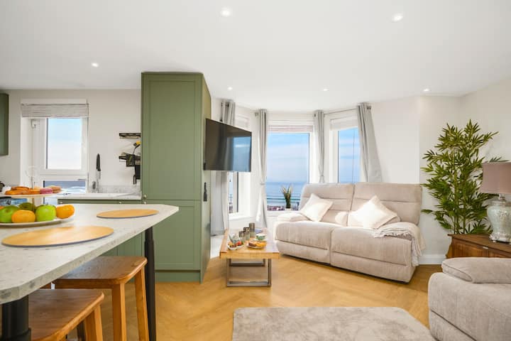 Luxury Seaview Portrush Penthouse - Sleeps 7 - Portstewart