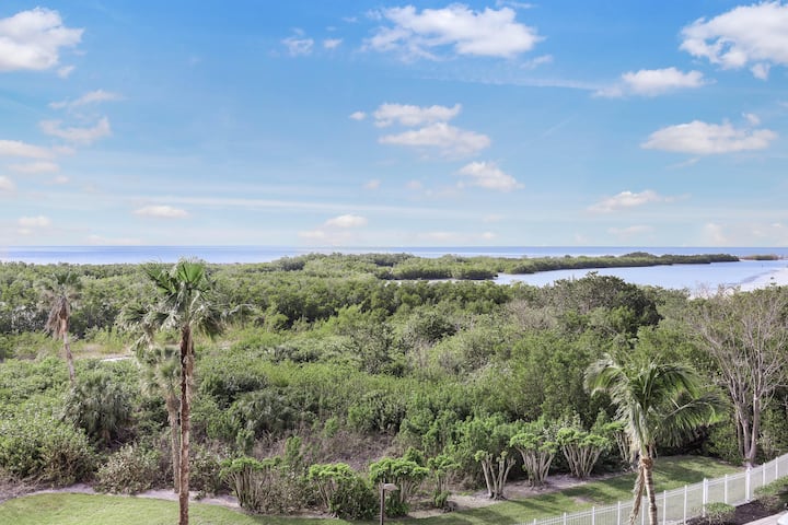 Beachfront Condo W/ Nw Exposure, Grills & Pool - Marco Island, FL