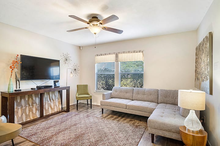 Cozy Retreat Nr Heights, Dt, Washington | Games Wi - Houston