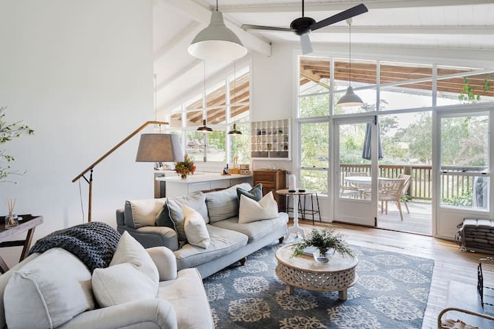 Cottage Enchantment—a Blooming Couple's Retreat - Red Hill