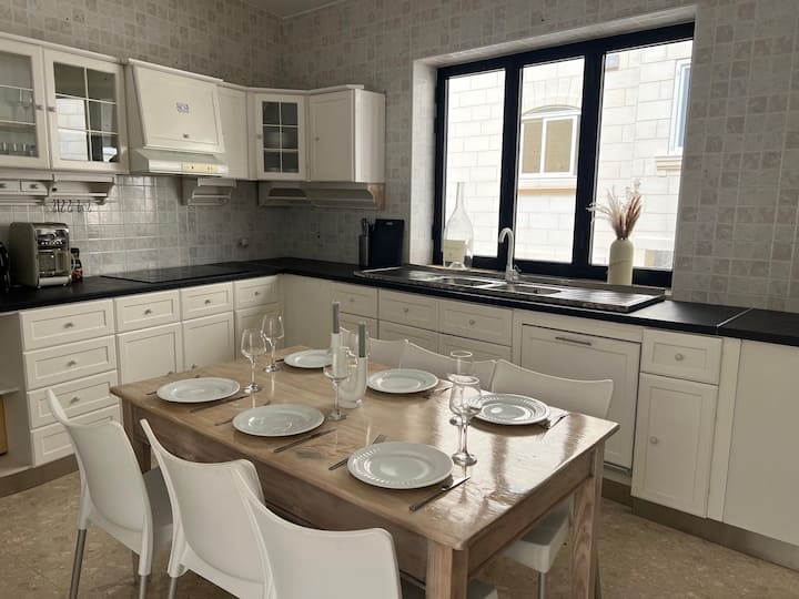 Spacious House With Roof-terrace - Malta