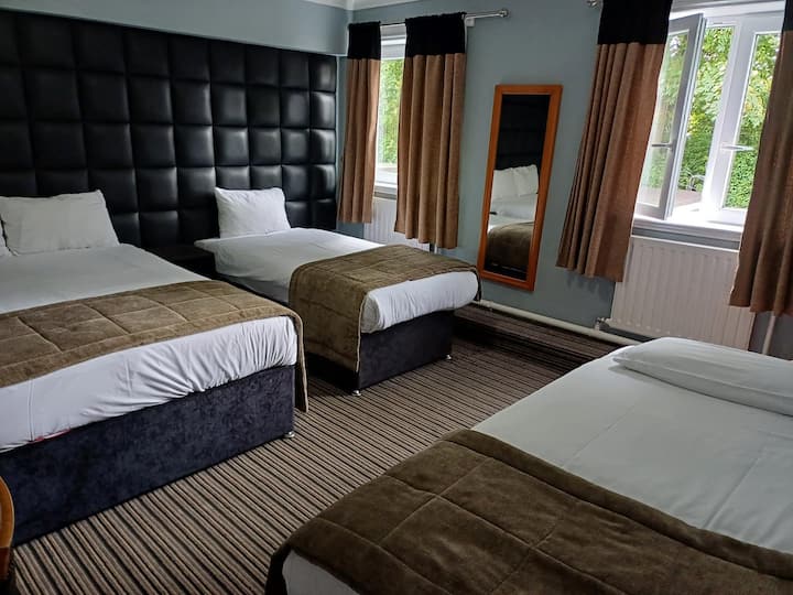 Deluxe Family Ensuite At Kings Park Hotel - East Kilbride
