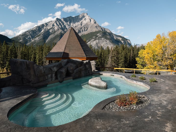 Banff | Spacious King Suite | Fireplace + Balcony - Banff