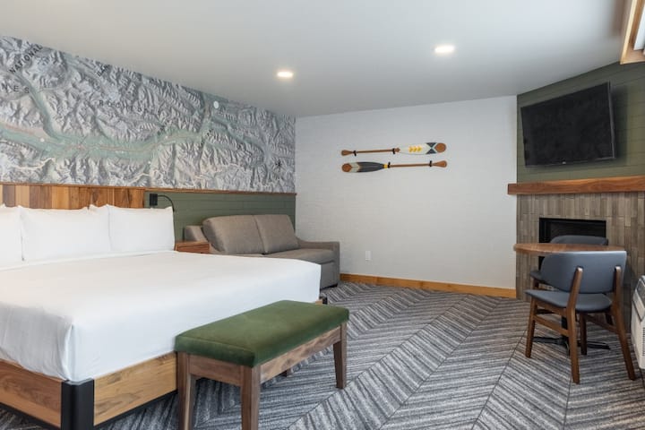 Banff | Spacious King Suite | Fireplace + Balcony - Sunshine Village, AB