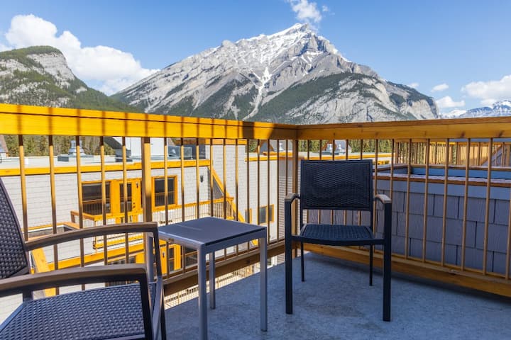 Spacious Room W/ Mountain View + Private Balcony - Banff