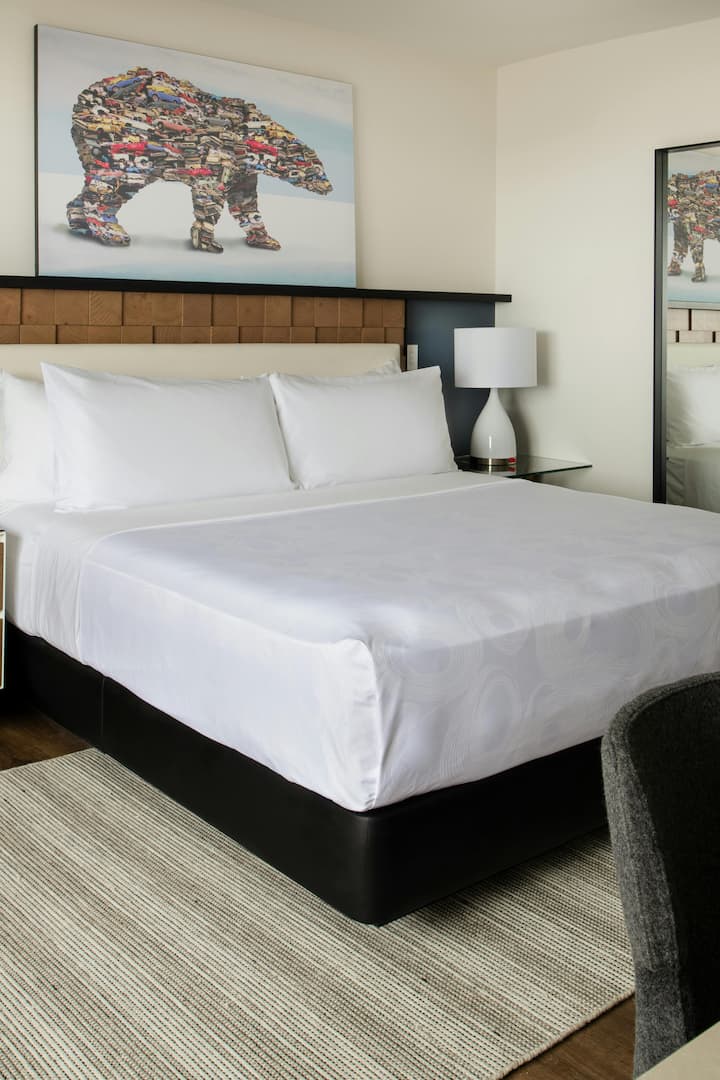 City Center Escape With High Horse Bar/restaurant - Portland, OR