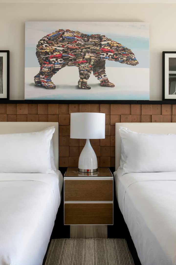 City Center Escape With High Horse Bar/restaurant - Portland, OR