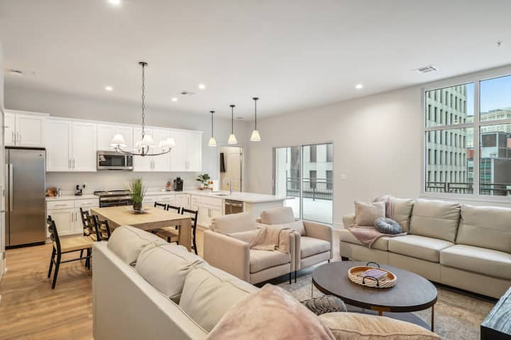 Elegant Penthouse W/terrace Walk To French Quarter - New Orleans, LA