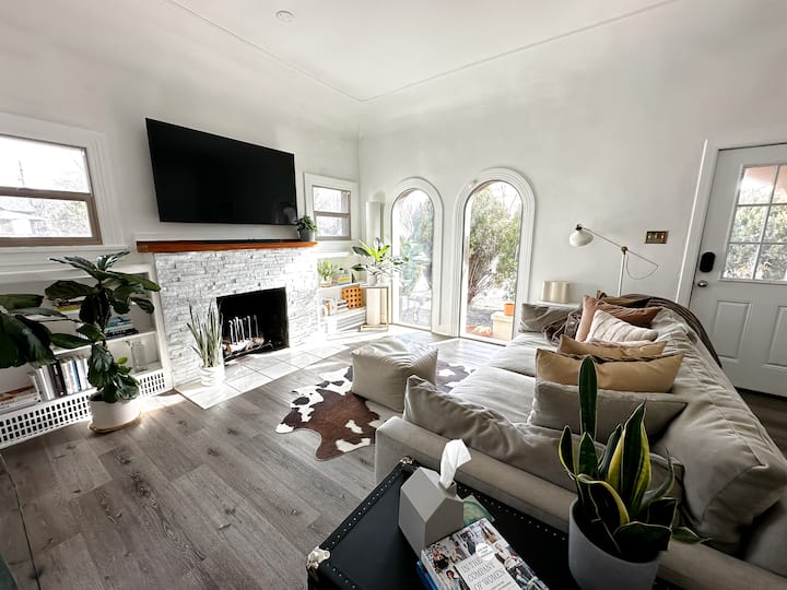 Sun-drenched Hideaway In Downtown Colorado Springs - Colorado Springs, CO