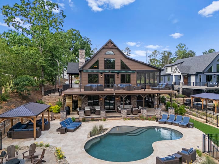 Black Bear Lodge | Avantstay | Lakefront Sleep 20 - Lake Norman, NC