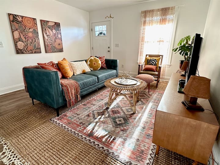 Downtown Queen - Wilmington, NC