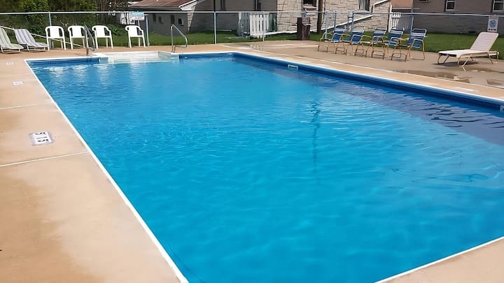 W/ Pool Access, Free Parking And Free Breakfast! - Hershey, PA