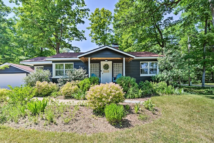 Elk Rapids Bungalow | Garden | Firepit | Ac - Elk Rapids, MI