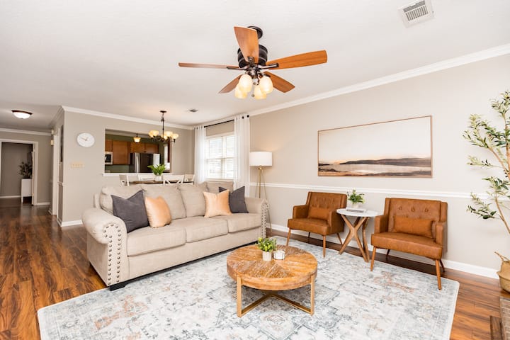 Stylish 2br Townhome | Pet Friendly Fenced Yard - Bonaire, GA