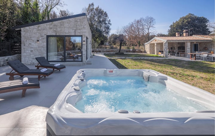 2 Bedroom Lovely Home In Rovinj - 羅維尼
