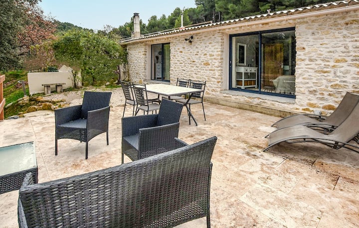 Nice Home In La-roque-sur-pernes - Venasque