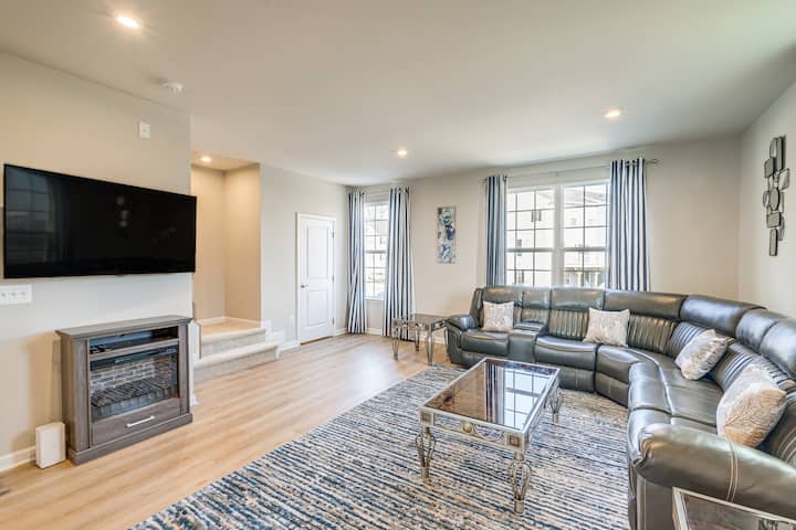 30 Mi To Downtown Dc: Charming Dale City Townhome! - Woodbridge, VA