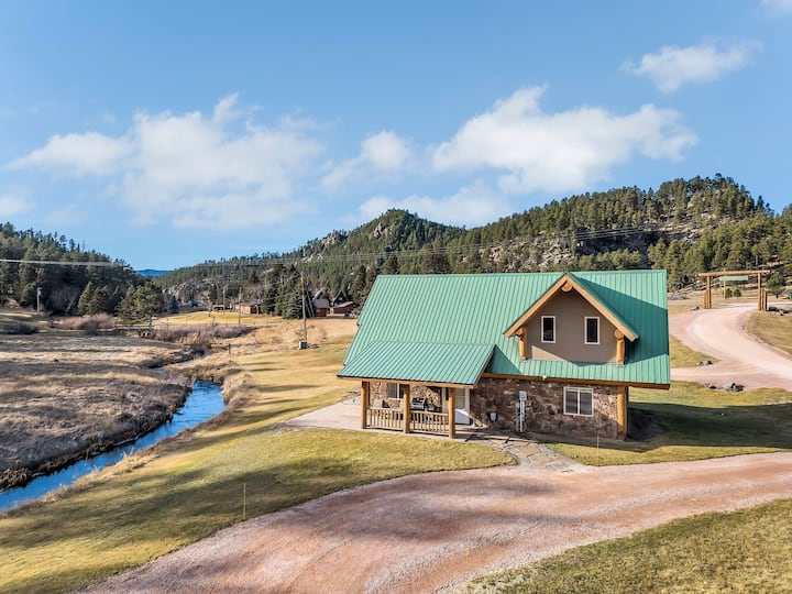 Peaceful Pines Retreat - Creekside ! - Hill City, SD