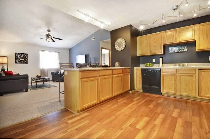 Furnished 1 Bedroom In Normal - Miller Park Zoo, Bloomington