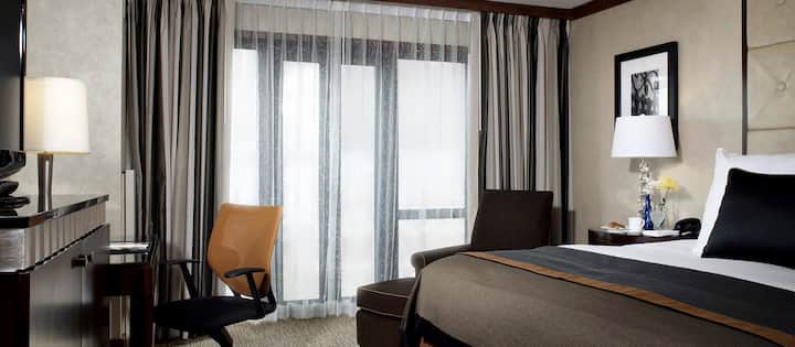 Prime North End Location & Seasonal Dining Patio - 보스턴