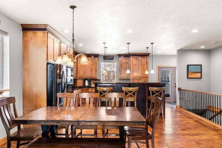 Lakestone Cottage - Pool & Hot Tub Access - Garden City, UT