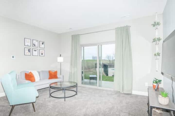 Next To Topgolf!*2 King Beds*plush Robes*garage - West Des Moines, IA