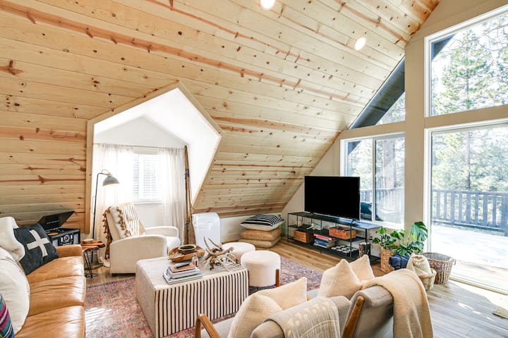 Westwood Cabin: Lake Almanor Across The Street! - Lake Almanor, CA