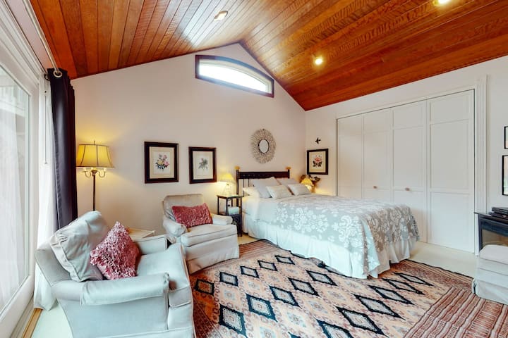 Charming Studio With Shared Patio, Walk Downtown - 알카타