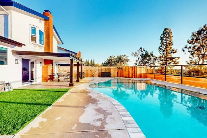 Dog-friendly 4br - Saltwater Pool, Firepit & Games - San Diego, CA