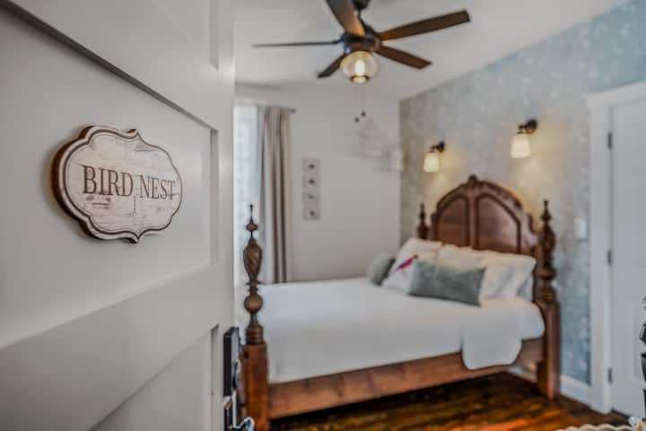 Bird Nest Room- Breakfast For 2 - Berkeley Springs, WV